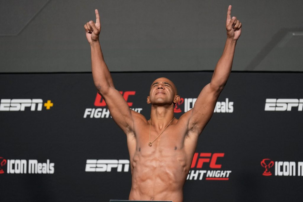 Gregory 'Robocop' noqueó en el segundo asalto a Chidi Njokuani en el ...