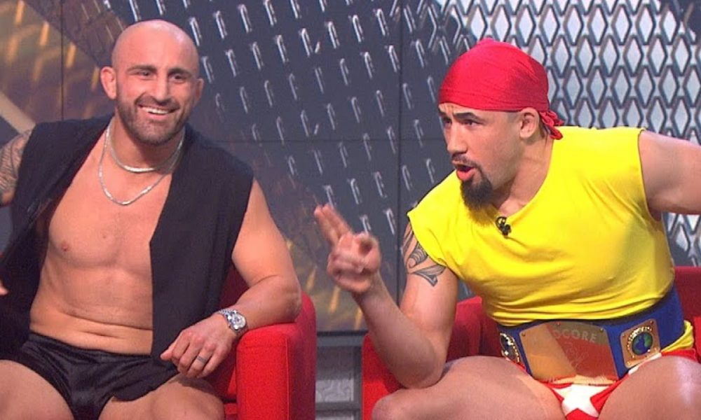 Estrellas de la UFC imitan a los íconos de la WWE en un programa de ...