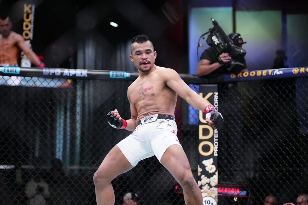 Jeka Saragih noqueó a Lucas Alexander y consiguió su primera victoria ...