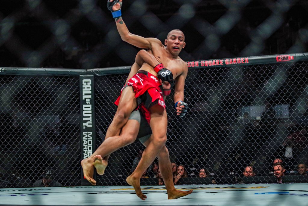 Kevin Borjas cayó ante Joshua Van en su debut en UFC 295