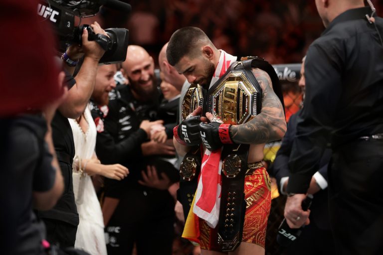 Ilia Topuria gana bono por nocaut devastador sobre Charles Oliveira ...